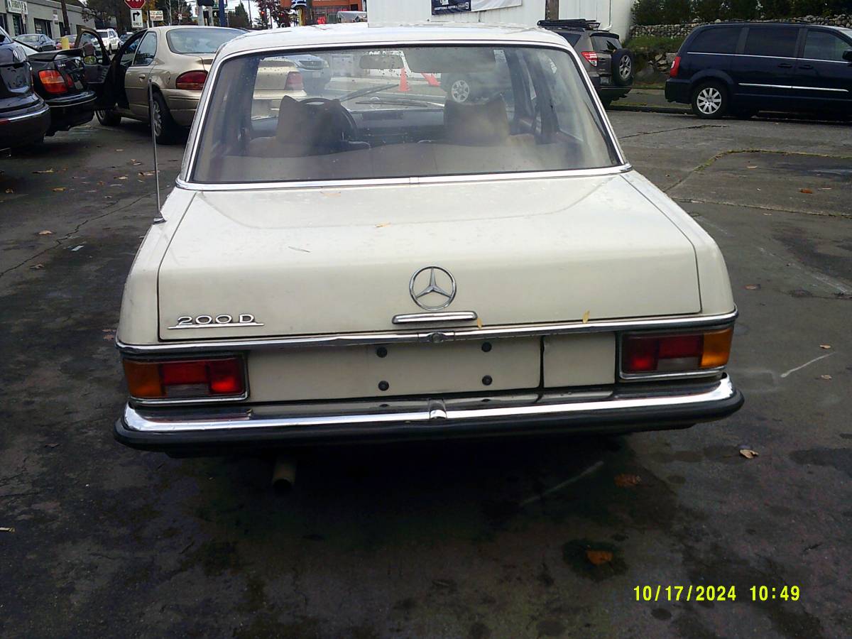 Mercedes Benz 200D 4-Door 1972 - Import Direct Car Sales